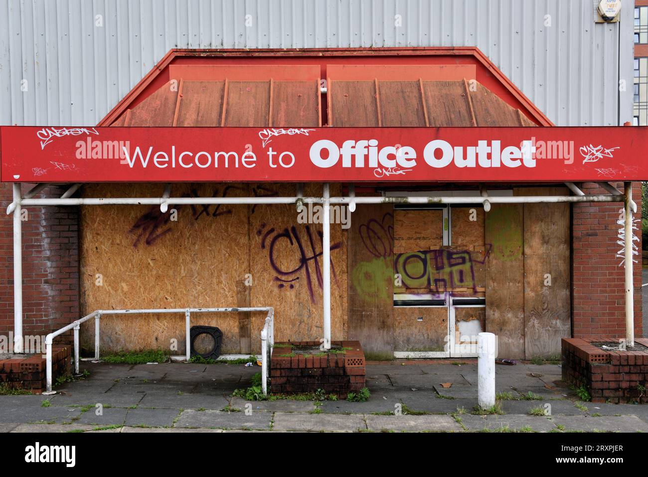 Boarded up store in Preston city centre Stock Photo - Alamy
