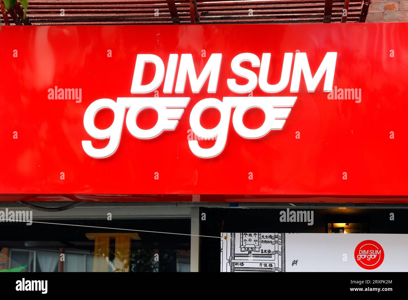 Signage for Dim Sum Go Go chinese restaurant in New York City 紐約 Stock ...
