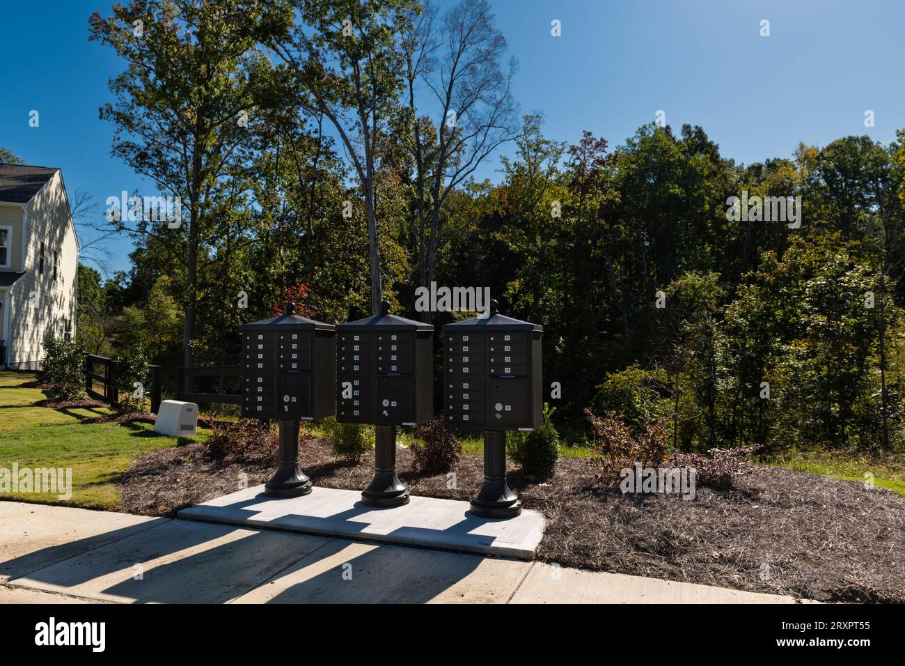 Post office cluster mailboxes with pedestal design for new homes. Post ...