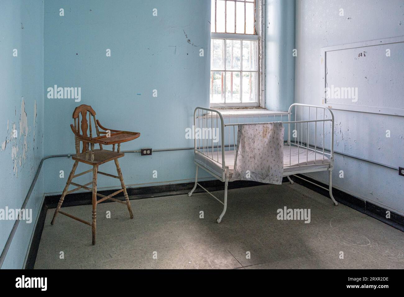 Baby hospital crib hi-res stock photography and images - Alamy