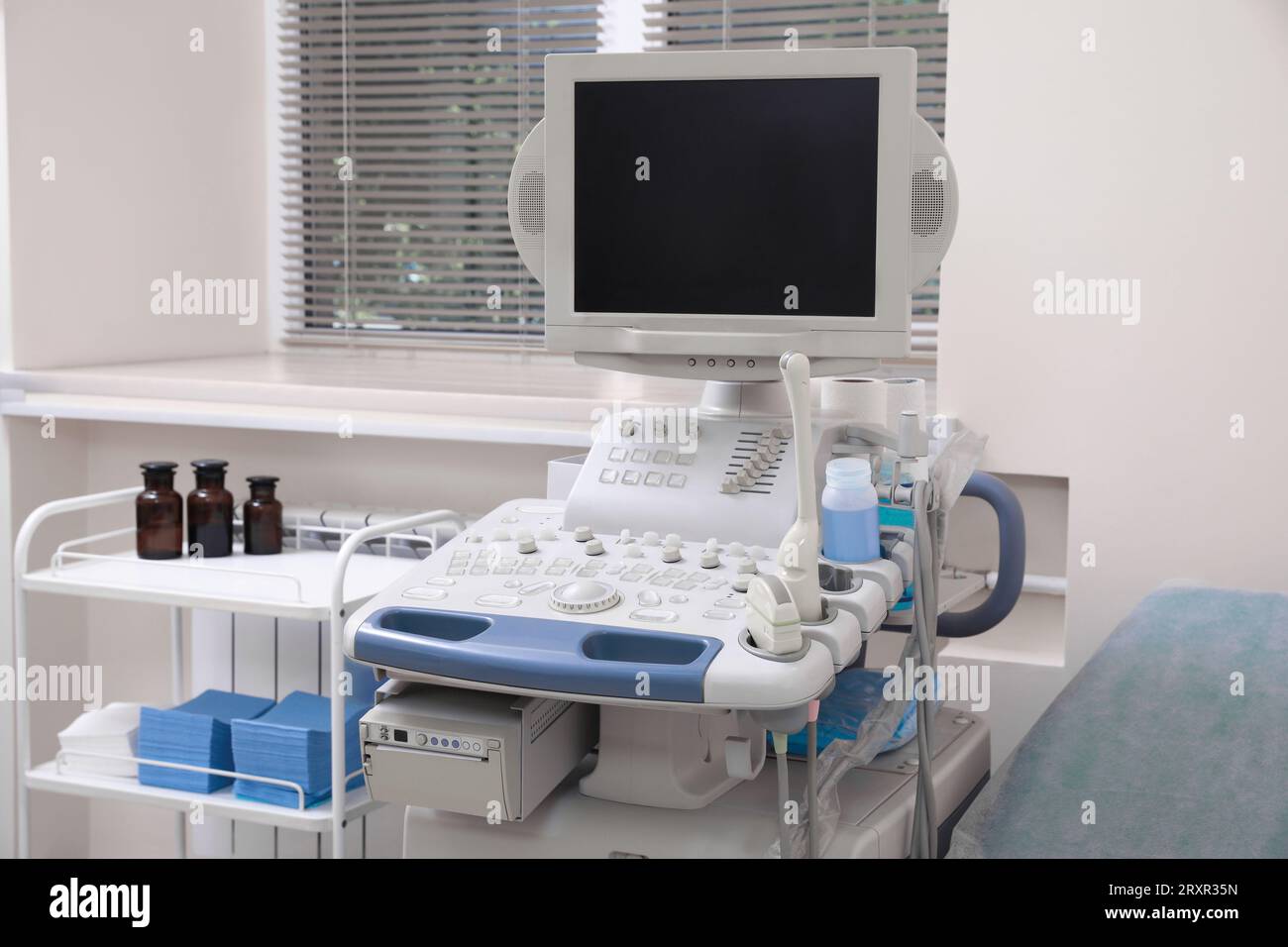 Medical trolley hi-res stock photography and images - Alamy