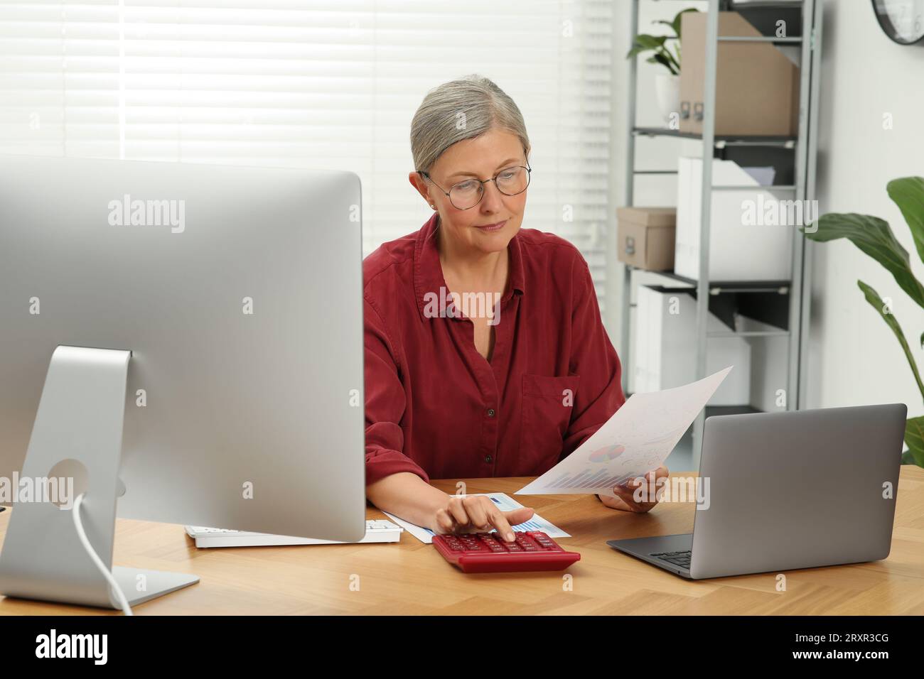 Audit senior hi-res stock photography and images - Alamy