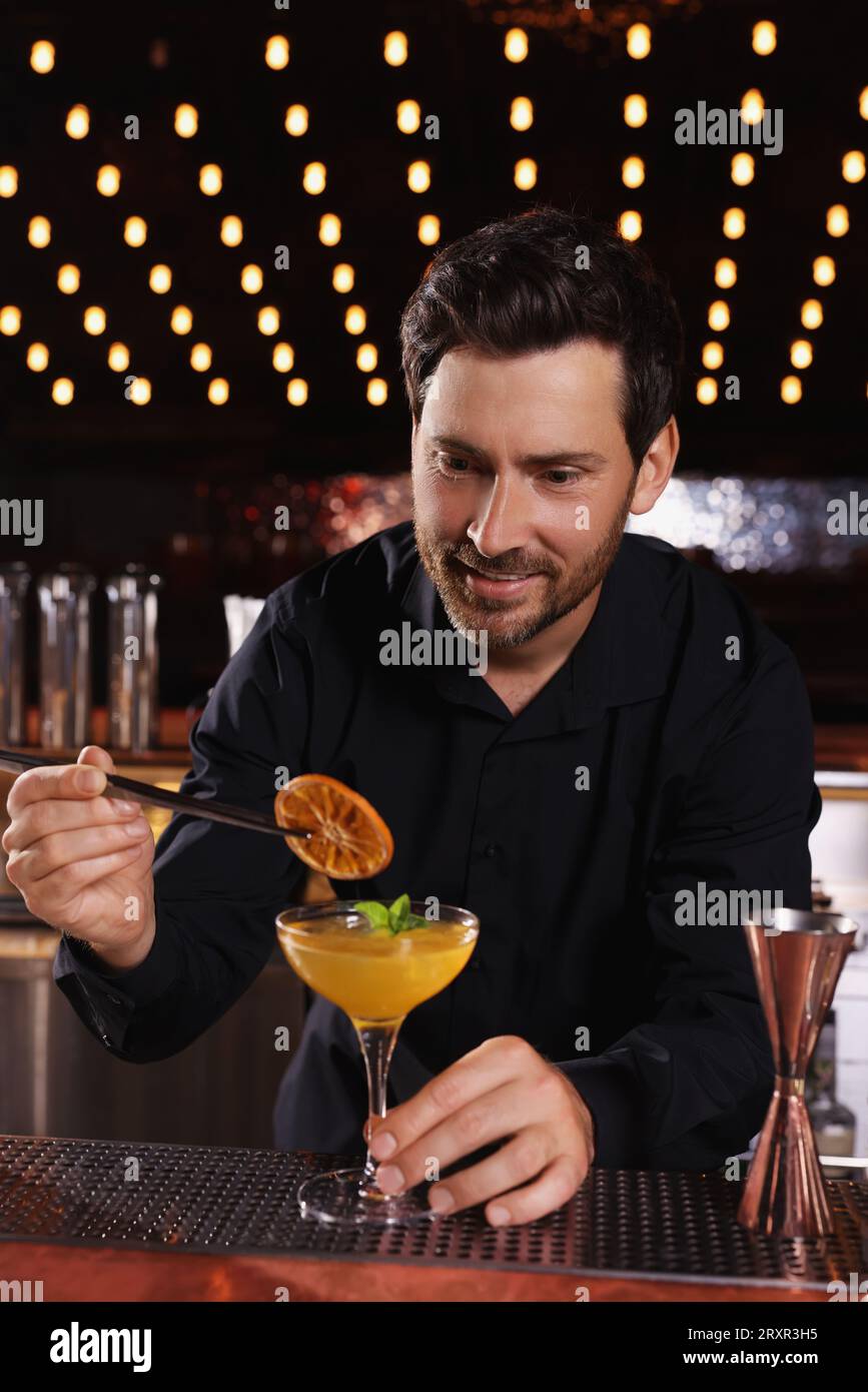 Bartender preparing fresh alcoholic cocktail in bar Stock Photo - Alamy
