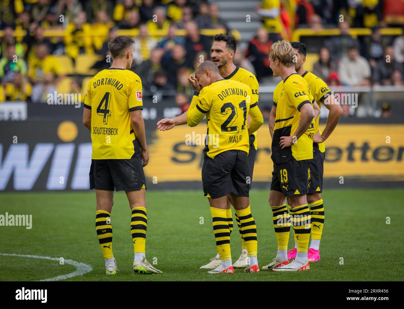 Dortmund, Germany. 23rd Sep 2023. Nico Schlotterbeck (BVB), Donyell Malen (BVB), Mats Hummels ...