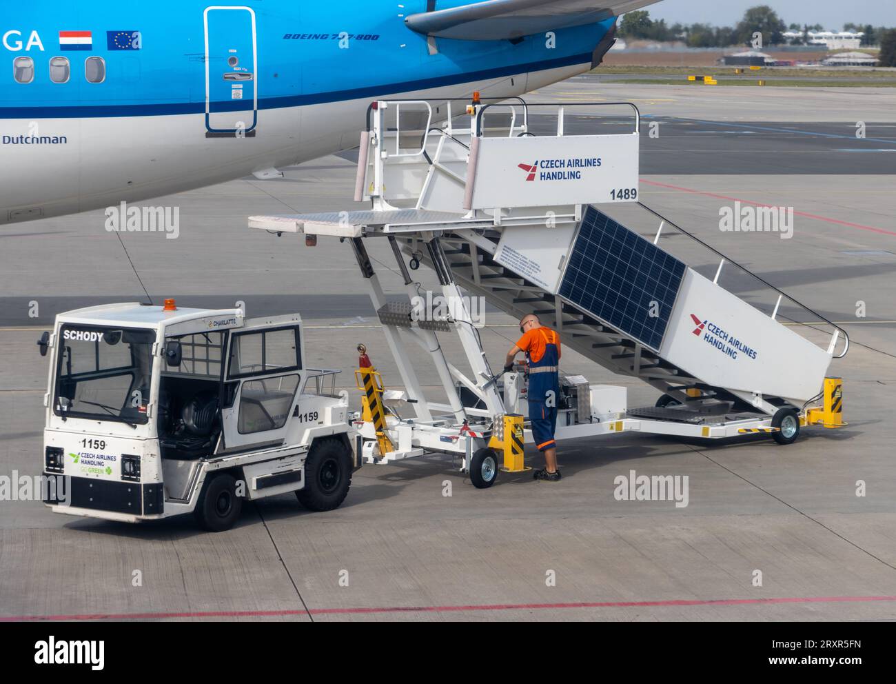 Airport steps vehicle hi-res stock photography and images - Alamy