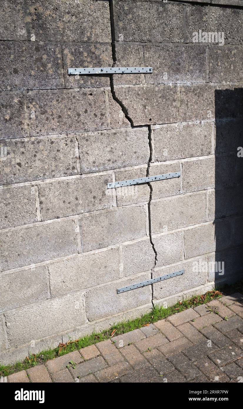 House subsidence hi-res stock photography and images - Alamy