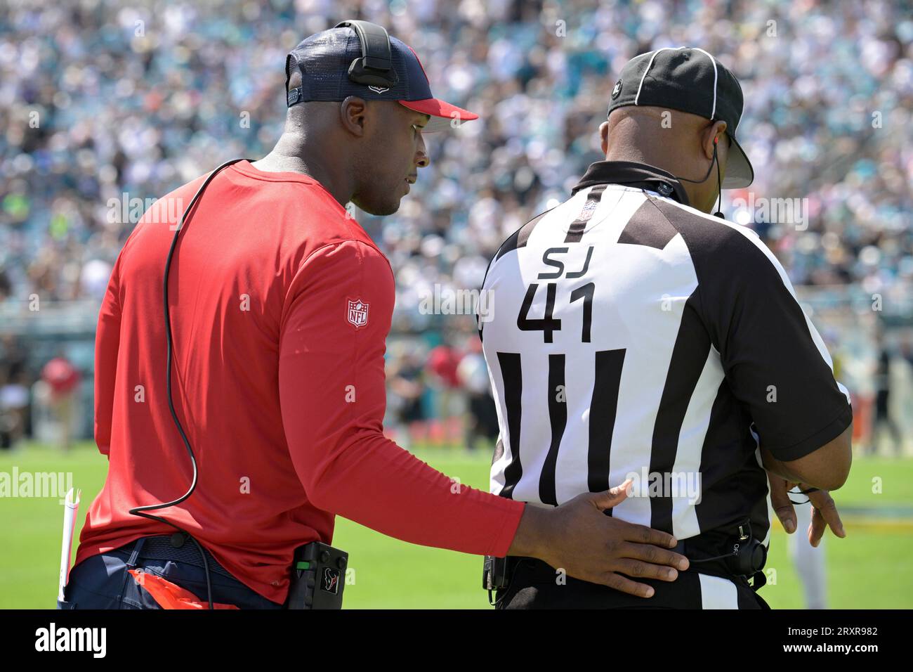 Houston Texans head coach DeMeco Ryans, left, talks with side judge ...