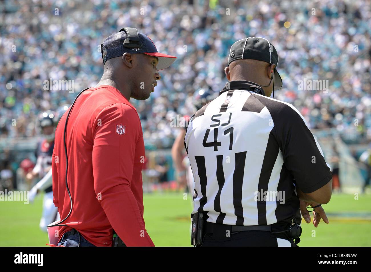 Houston Texans head coach DeMeco Ryans, left, talks with side judge ...