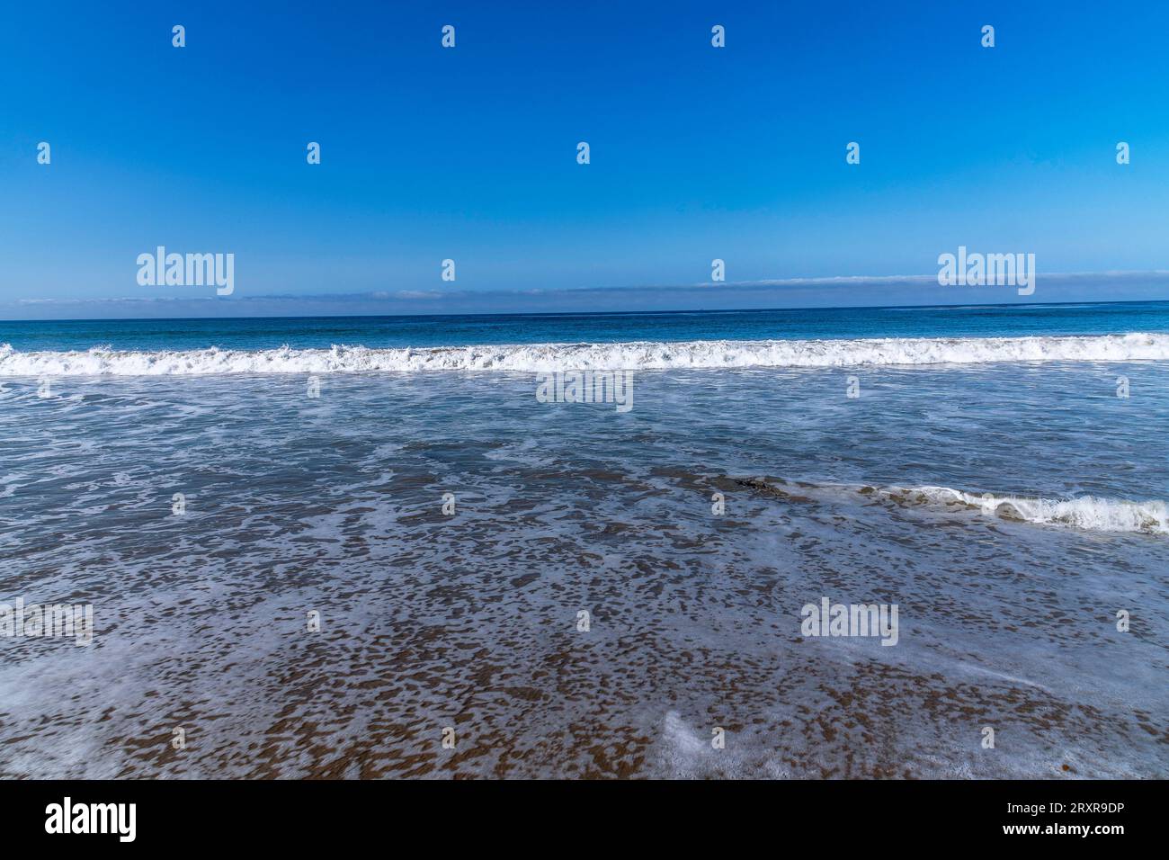 Beautiful waves break on hi-res stock photography and images - Alamy