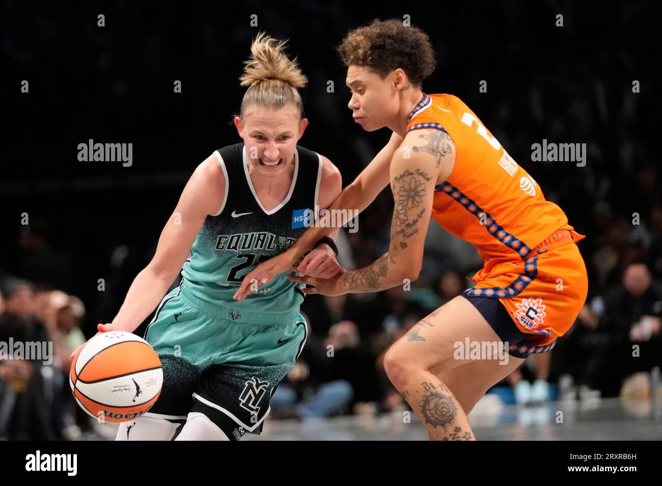 New York Liberty guard Courtney Vandersloot (22) drives against ...