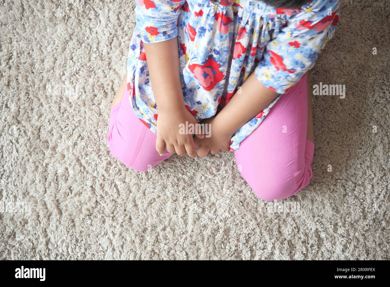 child sitting W posture on the floor Stock Photo - Alamy