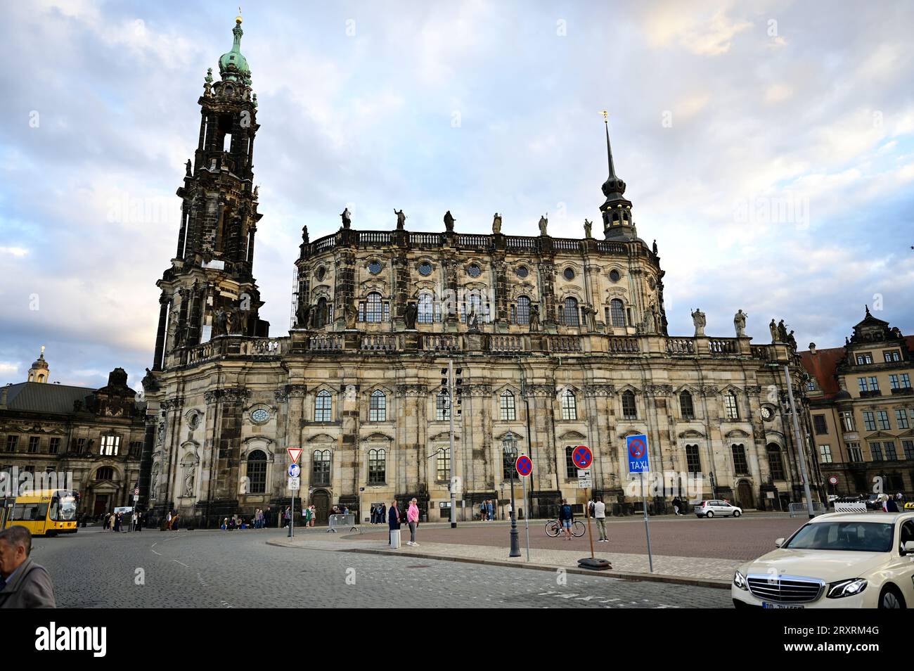Die Hofkirche am Tag der Trauung von Maria Teresita Prinzessin von ...