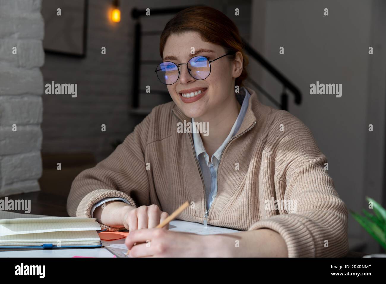 Good idea inspired young woman hi-res stock photography and images - Alamy