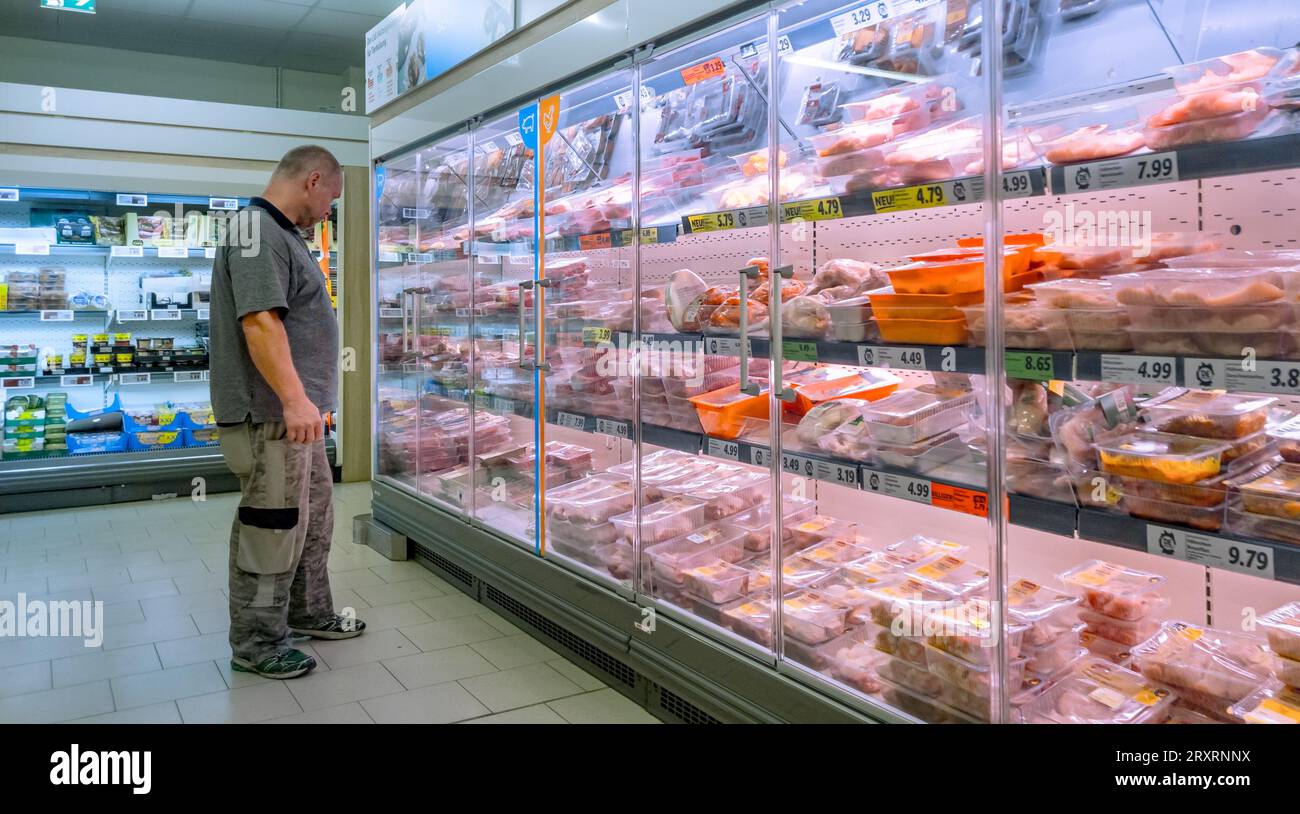 Hamburg, Germany. 26th Sep, 2023. A customer looks at the meat on offer ...