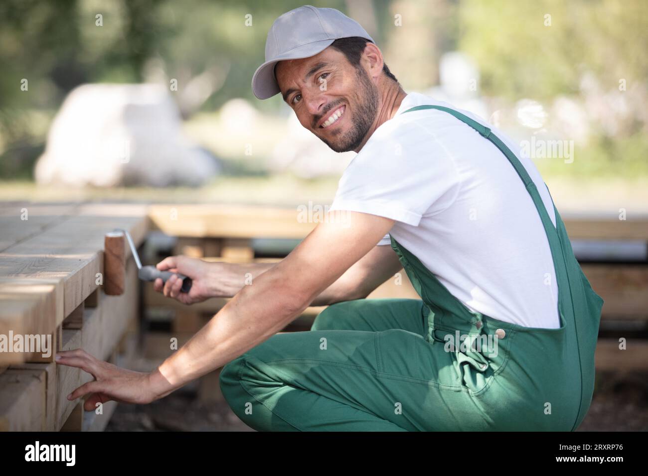 Painter painting park bench hi-res stock photography and images - Alamy
