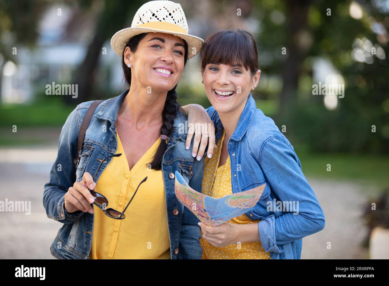 female friends tourists in the city Stock Photo - Alamy