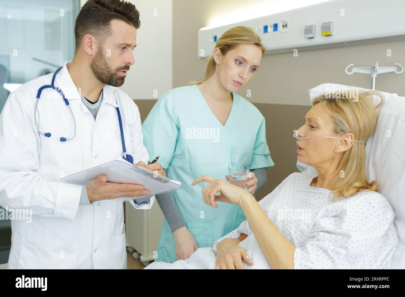 Nurse explaining patient bed hi-res stock photography and images - Alamy