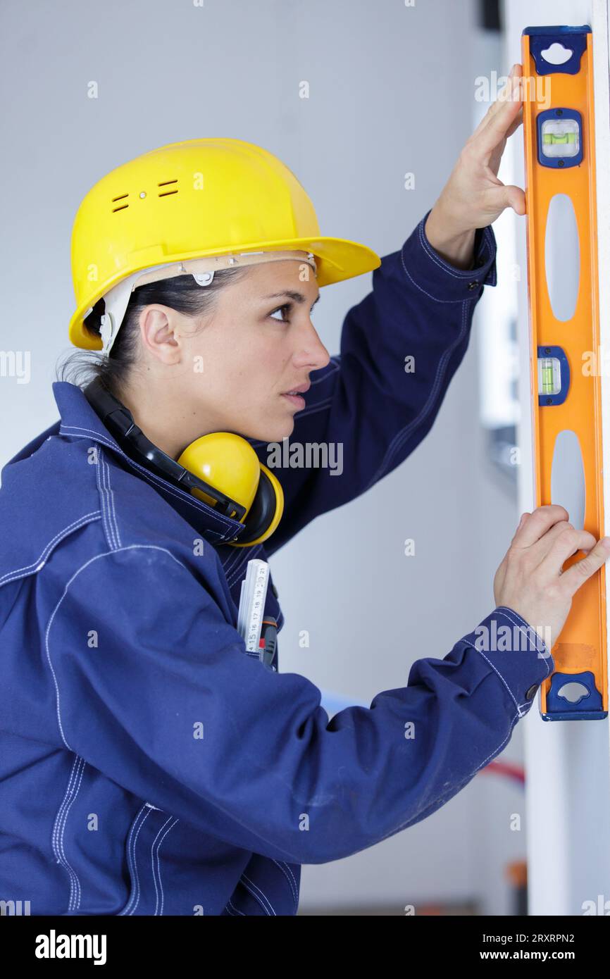 Spirit level bubble in middle hi-res stock photography and images - Alamy