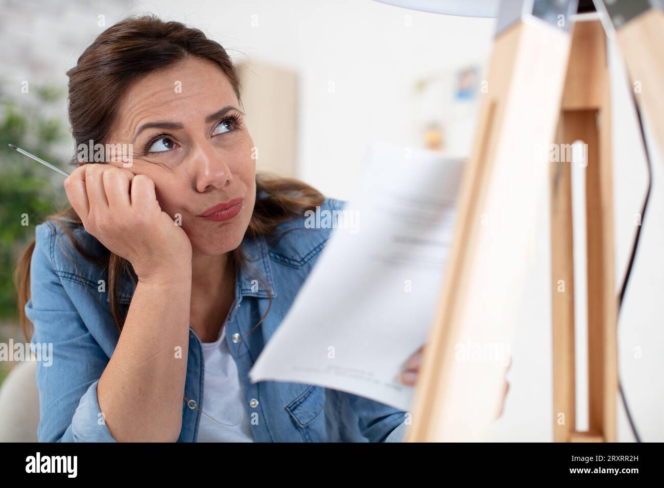 woman looking confused while making a furniture Stock Photo - Alamy