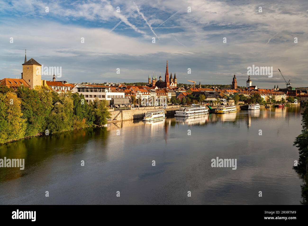 Ausflugsboote am Mainkai, der Main und die Altstadt von Würzburg ...