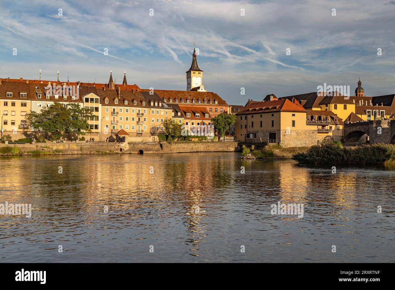 Der Mainkai, Turm des alten Rathaus und die Altstadt von Würzburg ...