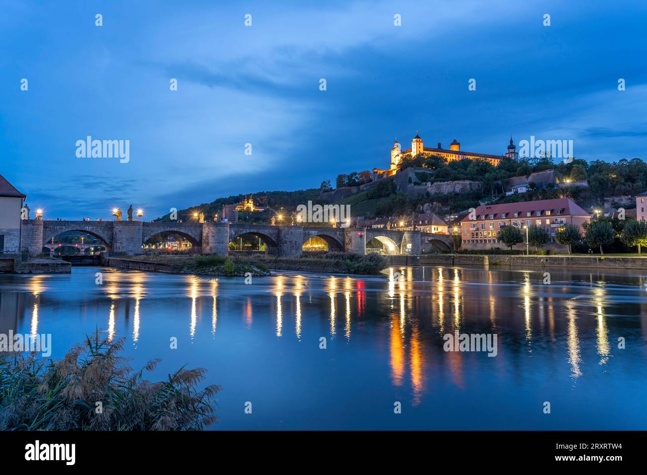 Der Main, Alte Mainbrücke und die Festung Marienberg in der ...