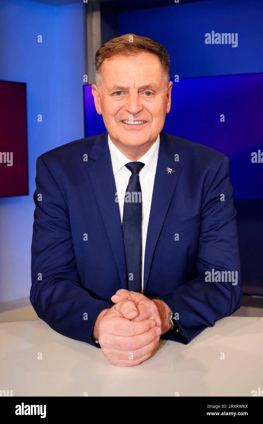 Richard Arnold in der ARD-Talkshow maischberger im Studio Berlin ...