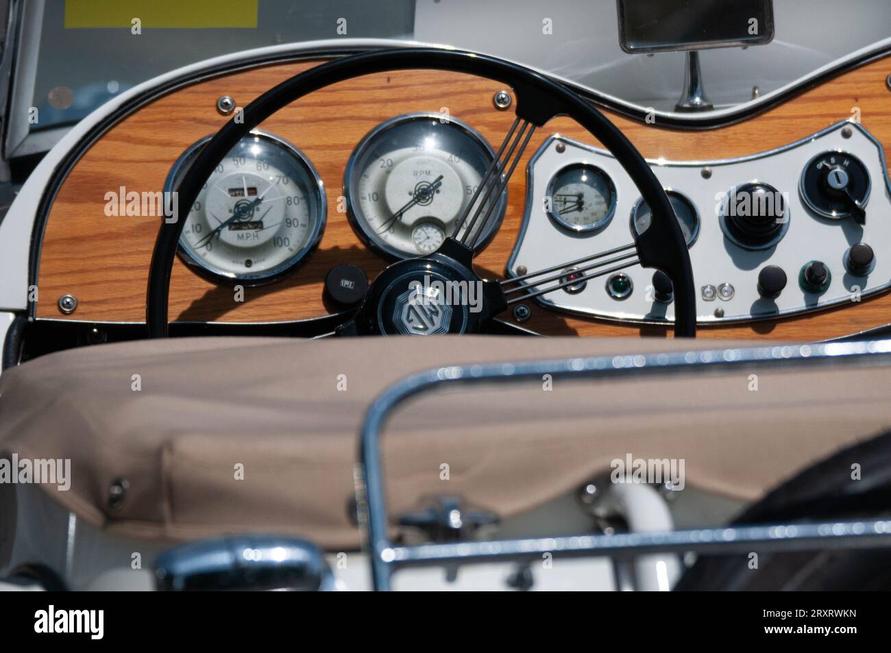 MG TD dashboard, Bouchon RN 20 à Souillac, Lot department Stock Photo ...