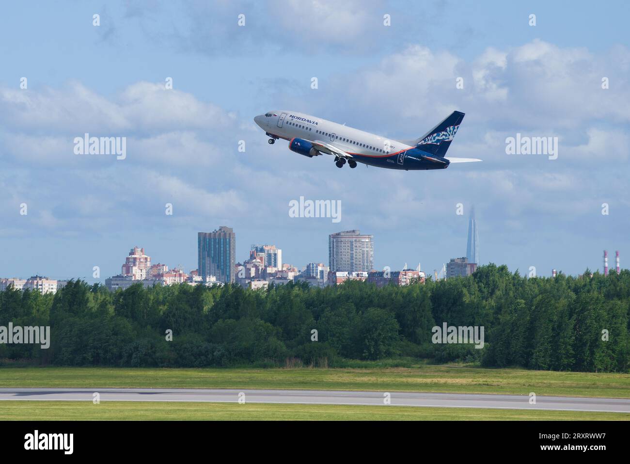 Boeing takeoff 737 hi-res stock photography and images - Alamy