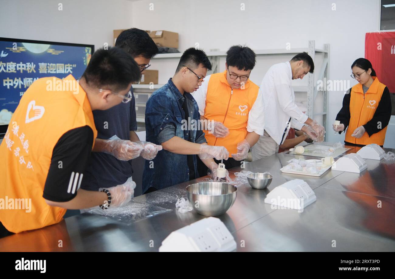 Chinese and foreign students learn to make mooncakes to welcome the Mid ...