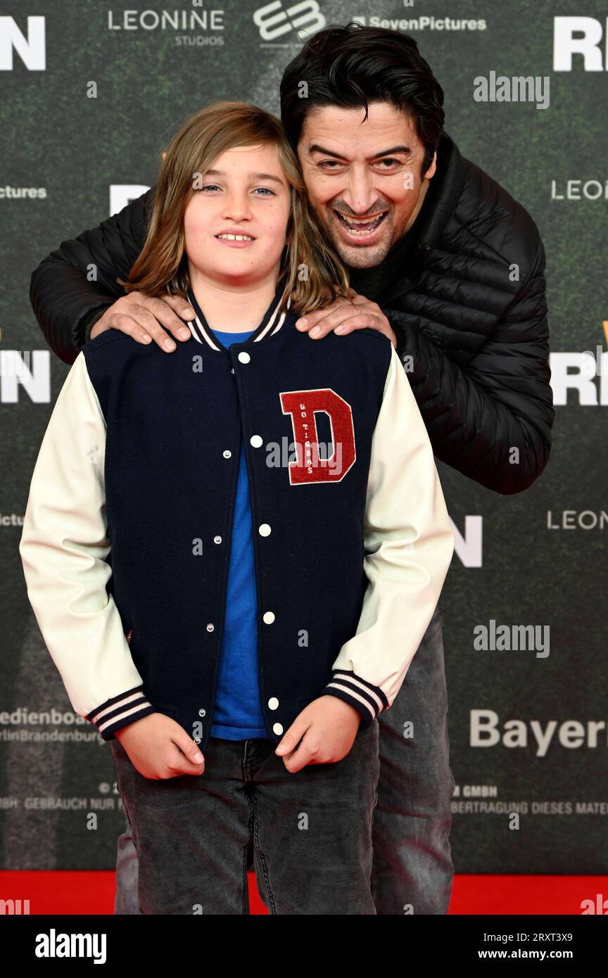 Munich, 26 09 2023, Adrian Can mit Neffe Henry bei der Premiere des ...