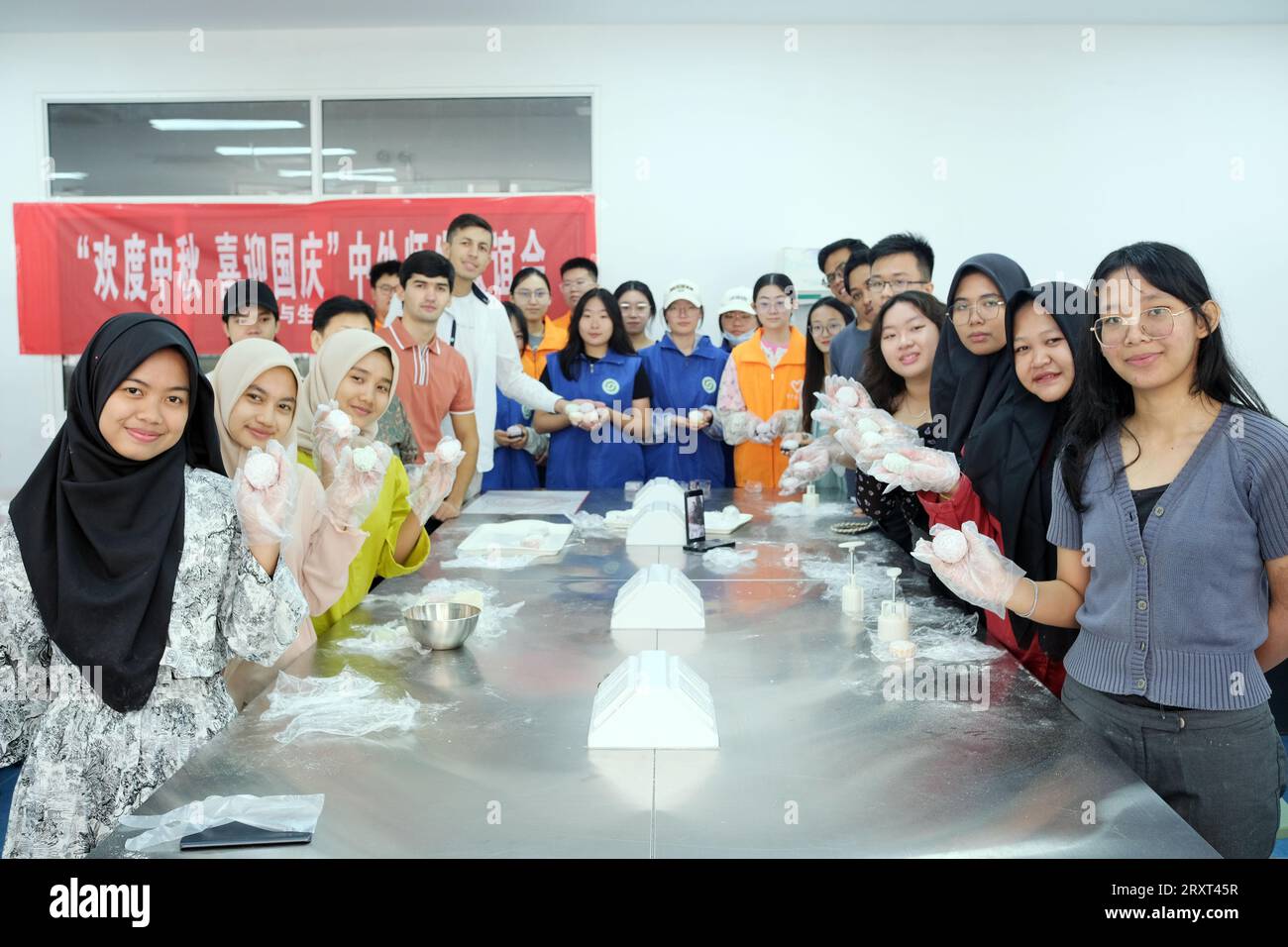 Chinese and foreign students learn to make mooncakes to welcome the Mid ...