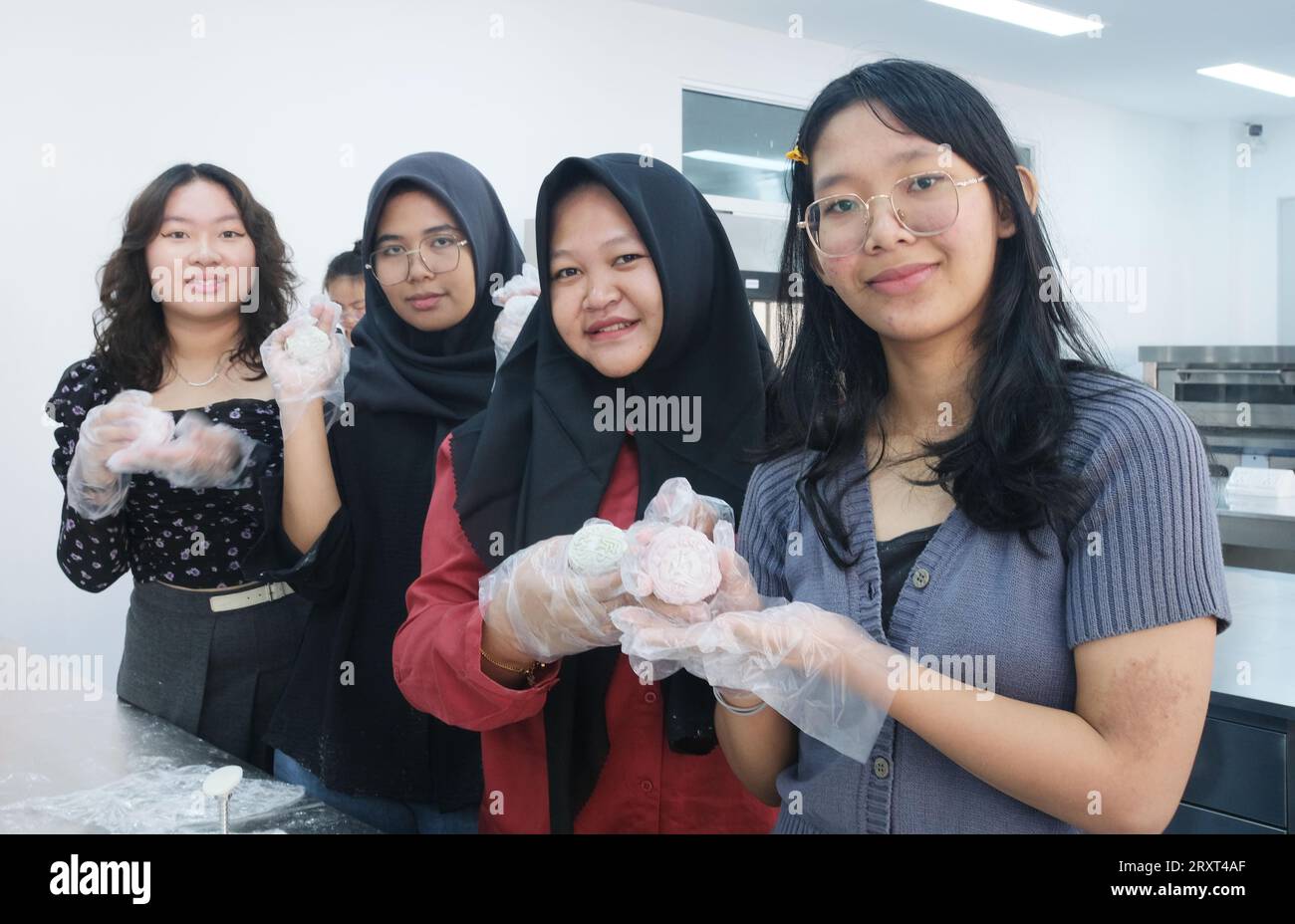Chinese and foreign students learn to make mooncakes to welcome the Mid ...