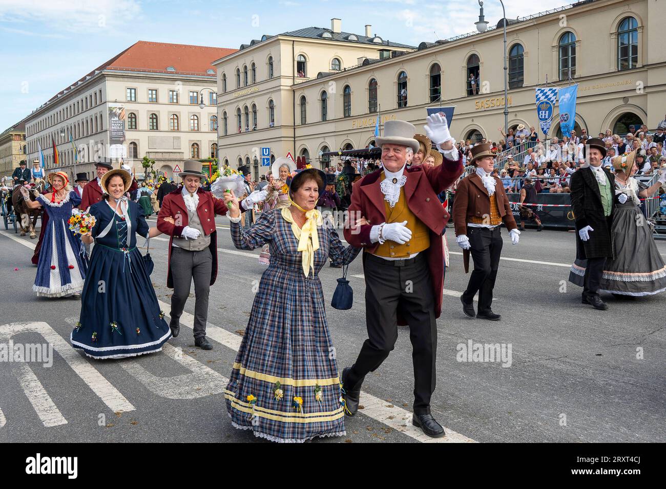 Muenchen, Trachten und Schuetzenzug beim 188. Muenchner Oktoberfest auf ...