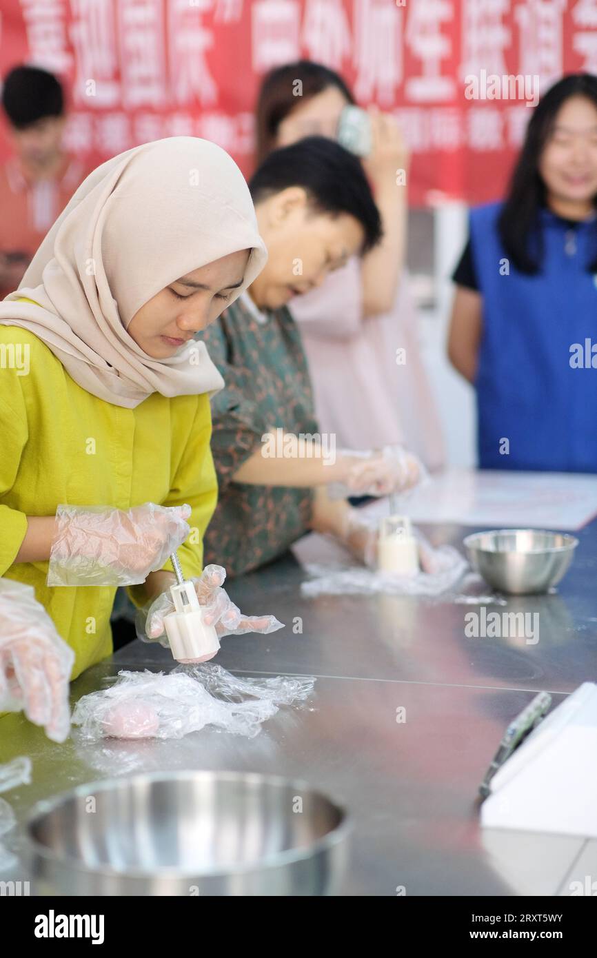 Chinese and foreign students learn to make mooncakes to welcome the Mid ...