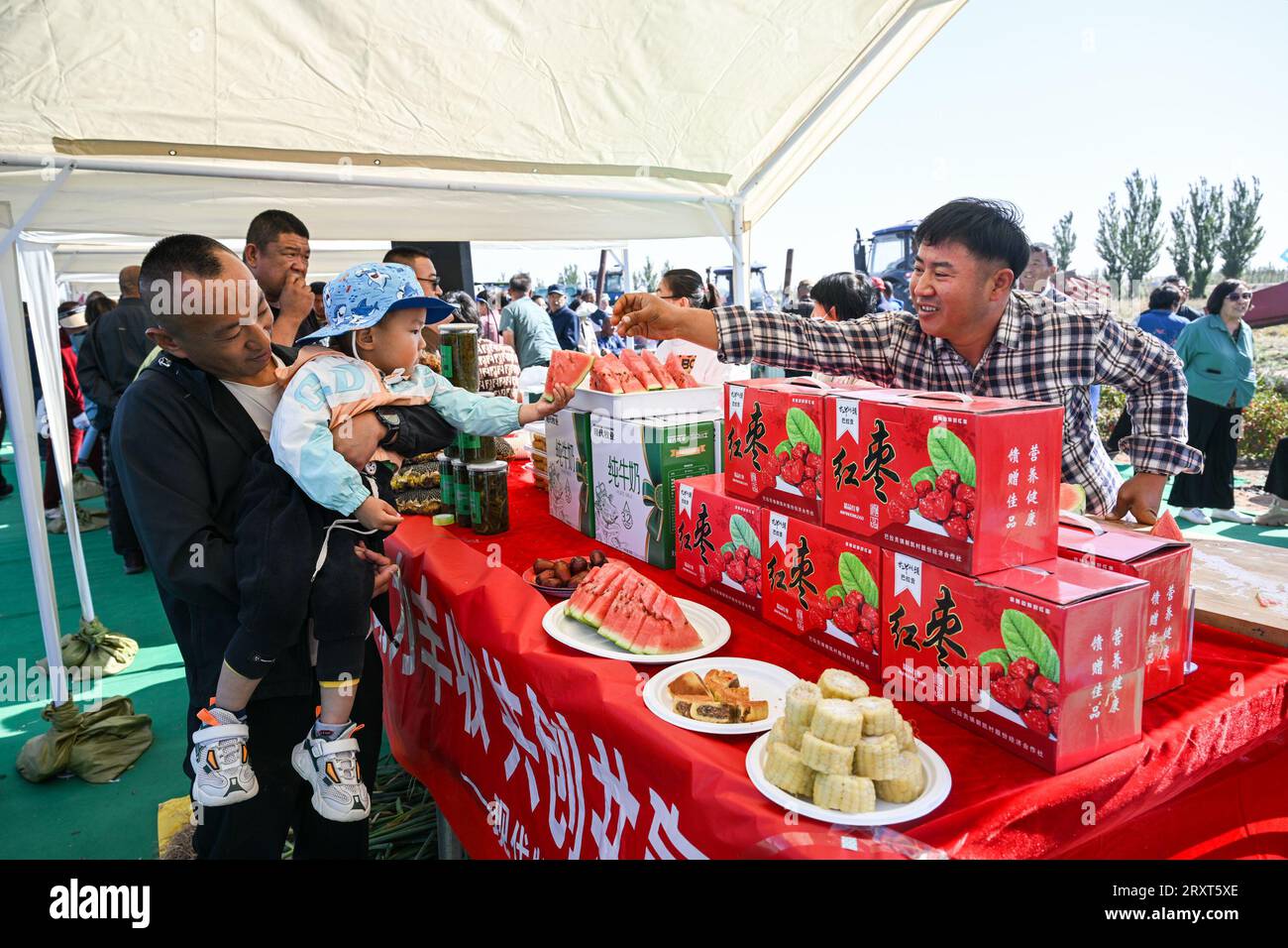 (230927) -- ORDOS, Sept. 27, 2023 (Xinhua) -- Tourists taste watermelon ...