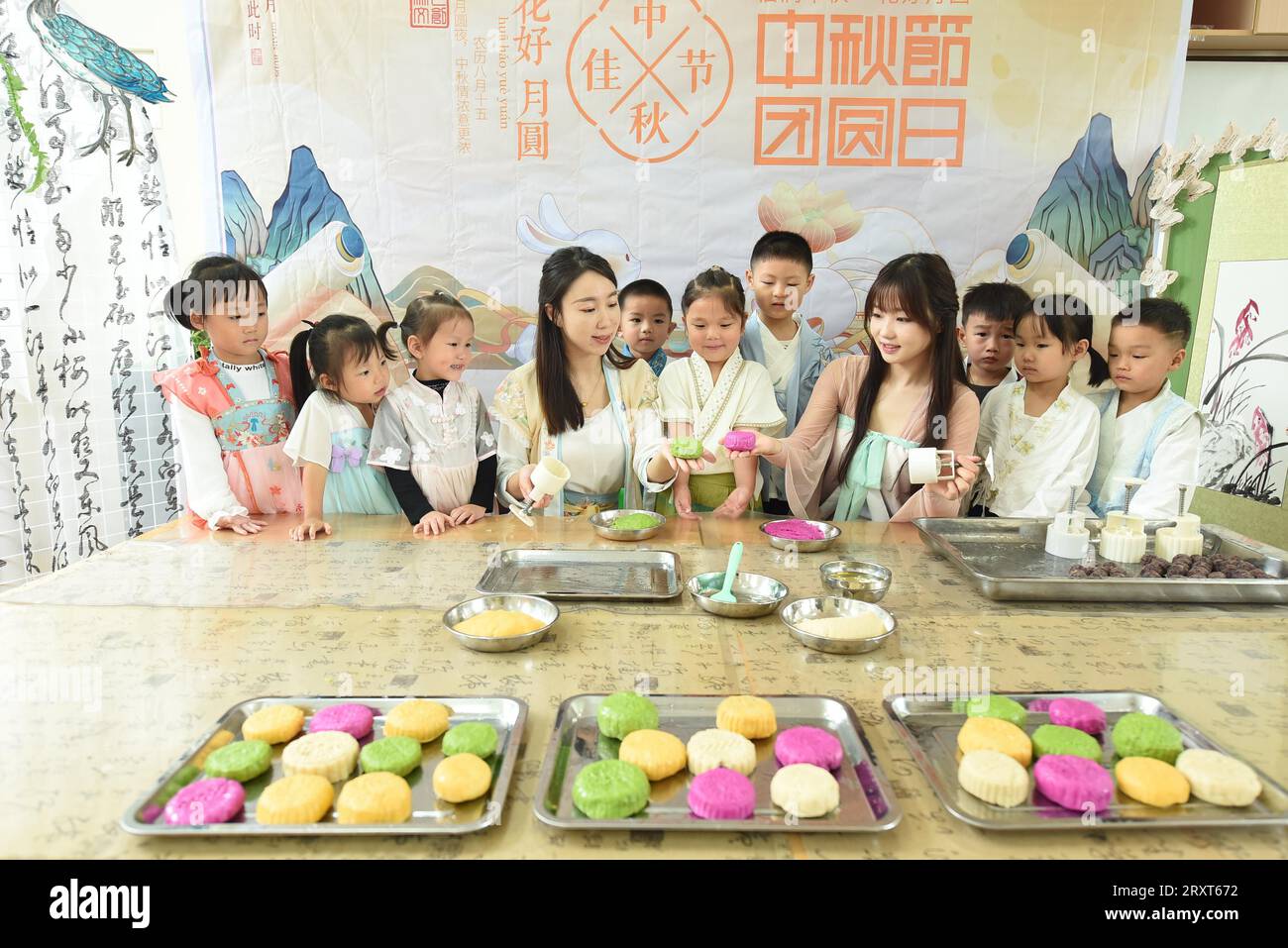 Children experience making mooncakes at a kindergarten in Lianyungang ...