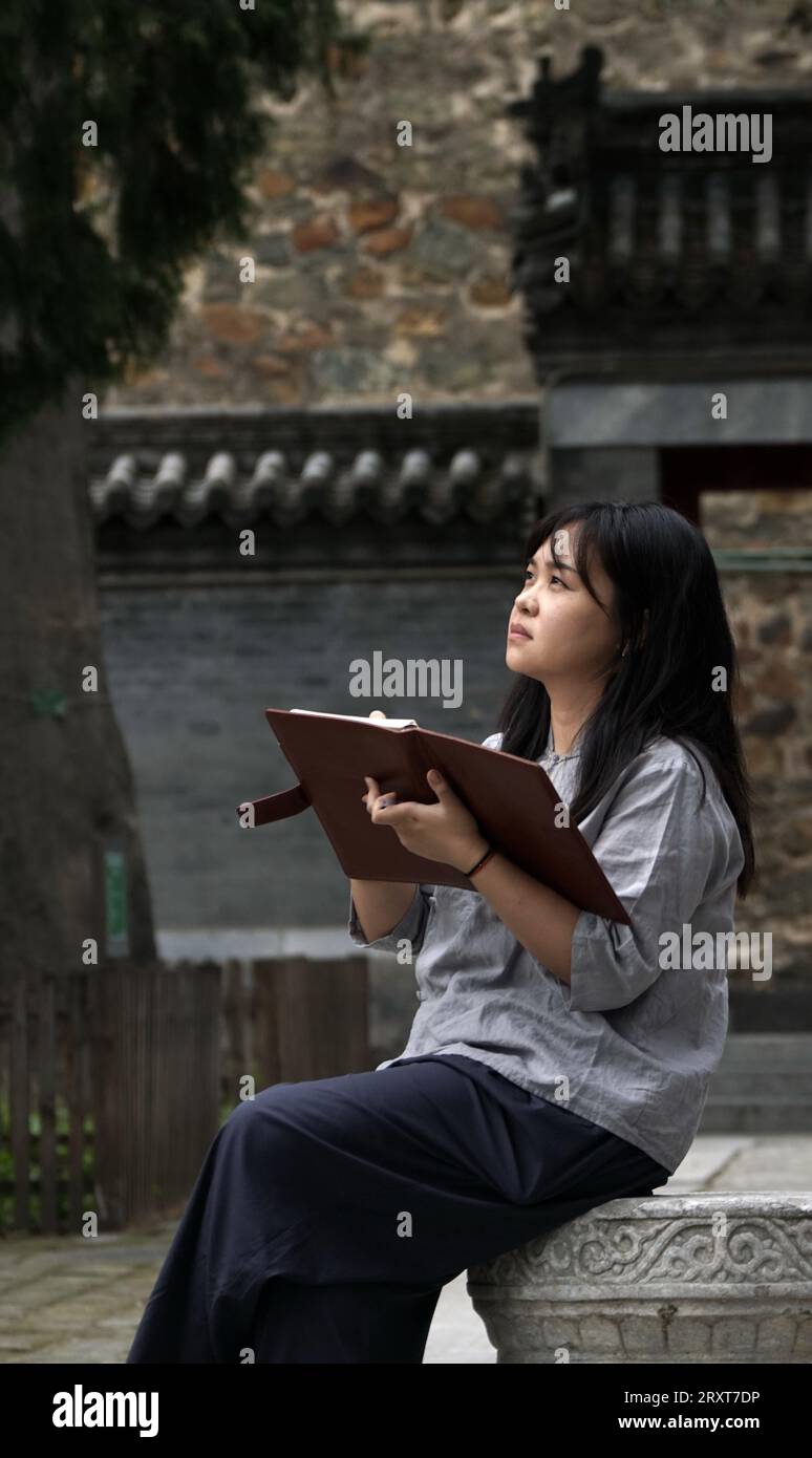 (230927) -- BEIJING, Sept. 27, 2023 (Xinhua) -- Hai Yan observes and ...