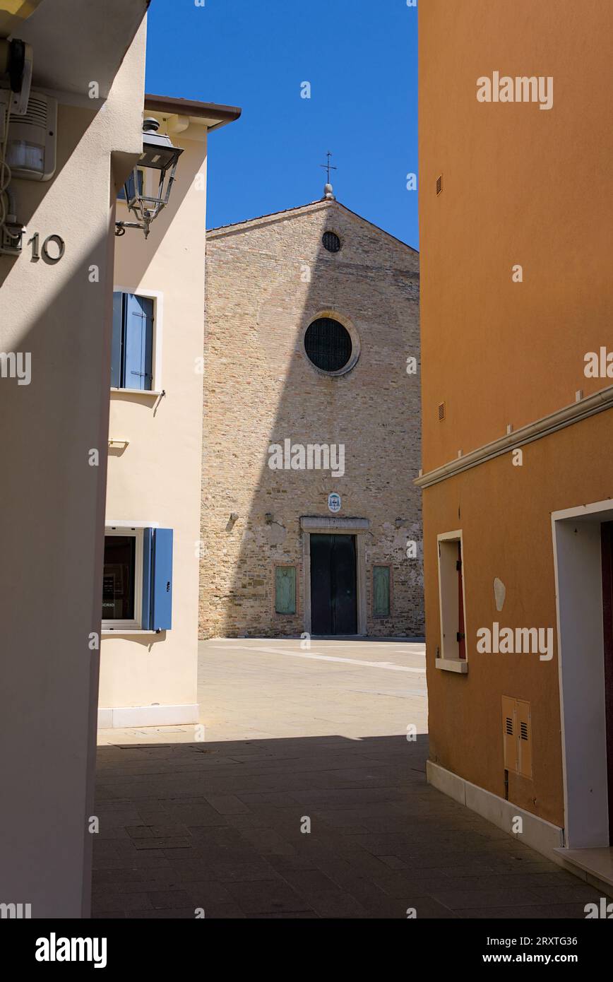 Shadows between buildings hi-res stock photography and images - Alamy