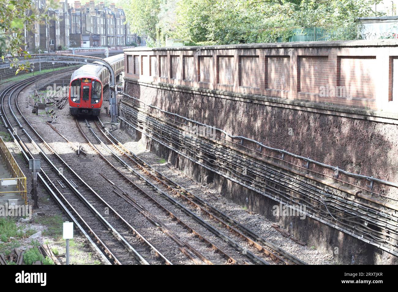District line train hi-res stock photography and images - Alamy