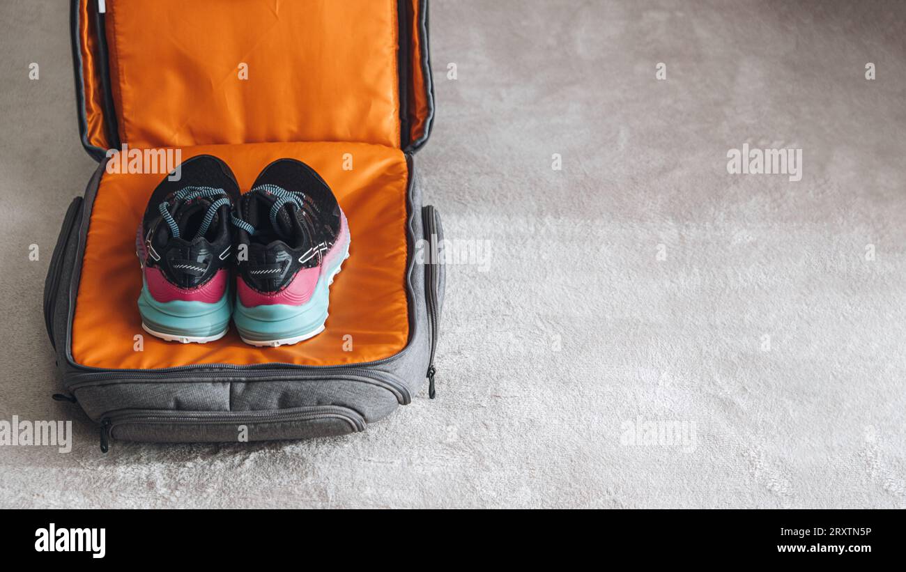 Minimalist travel, minimalism to trip, packing light, traveling with ...
