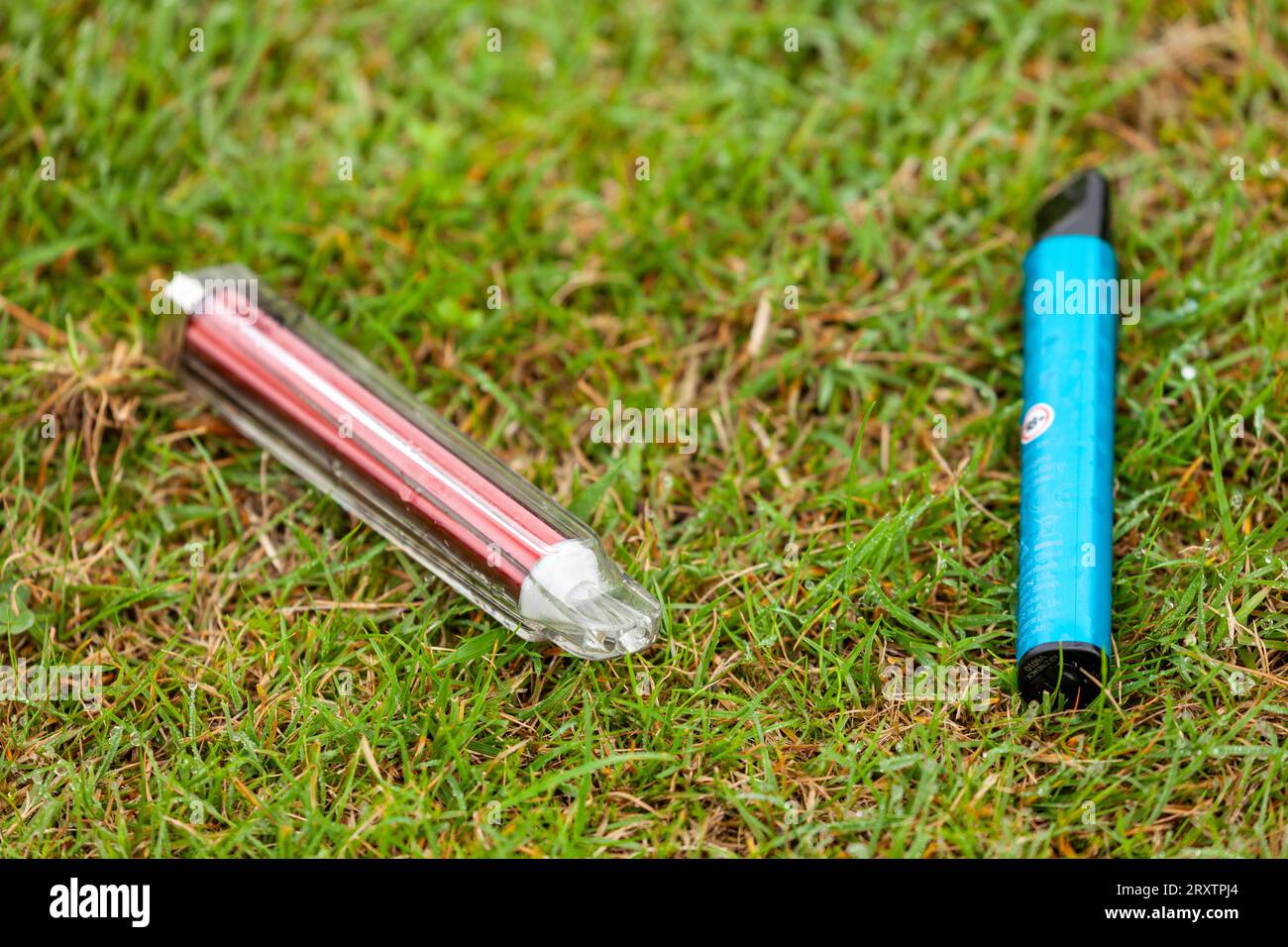 disposable single use vapes lying discarded on grass Stock Photo - Alamy
