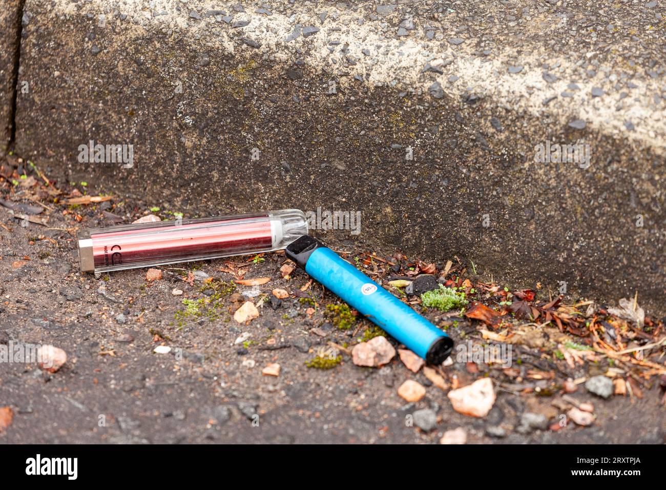 Single use disposable vapes lying discarded in the road Stock Photo - Alamy
