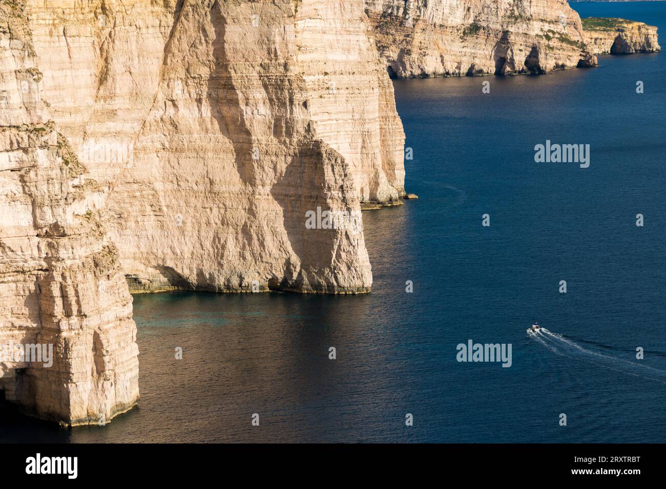Isla en el mar mediterraneo hi-res stock photography and images - Alamy