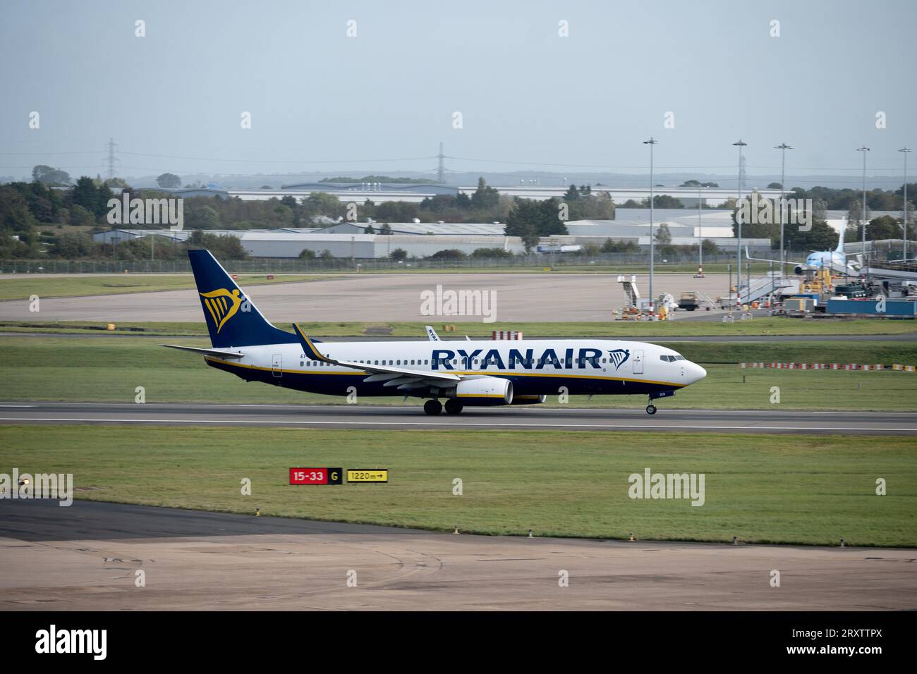 Ryanair Boeing 737-8AS taking off at Birmingham Airport, UK (EI-DCR ...