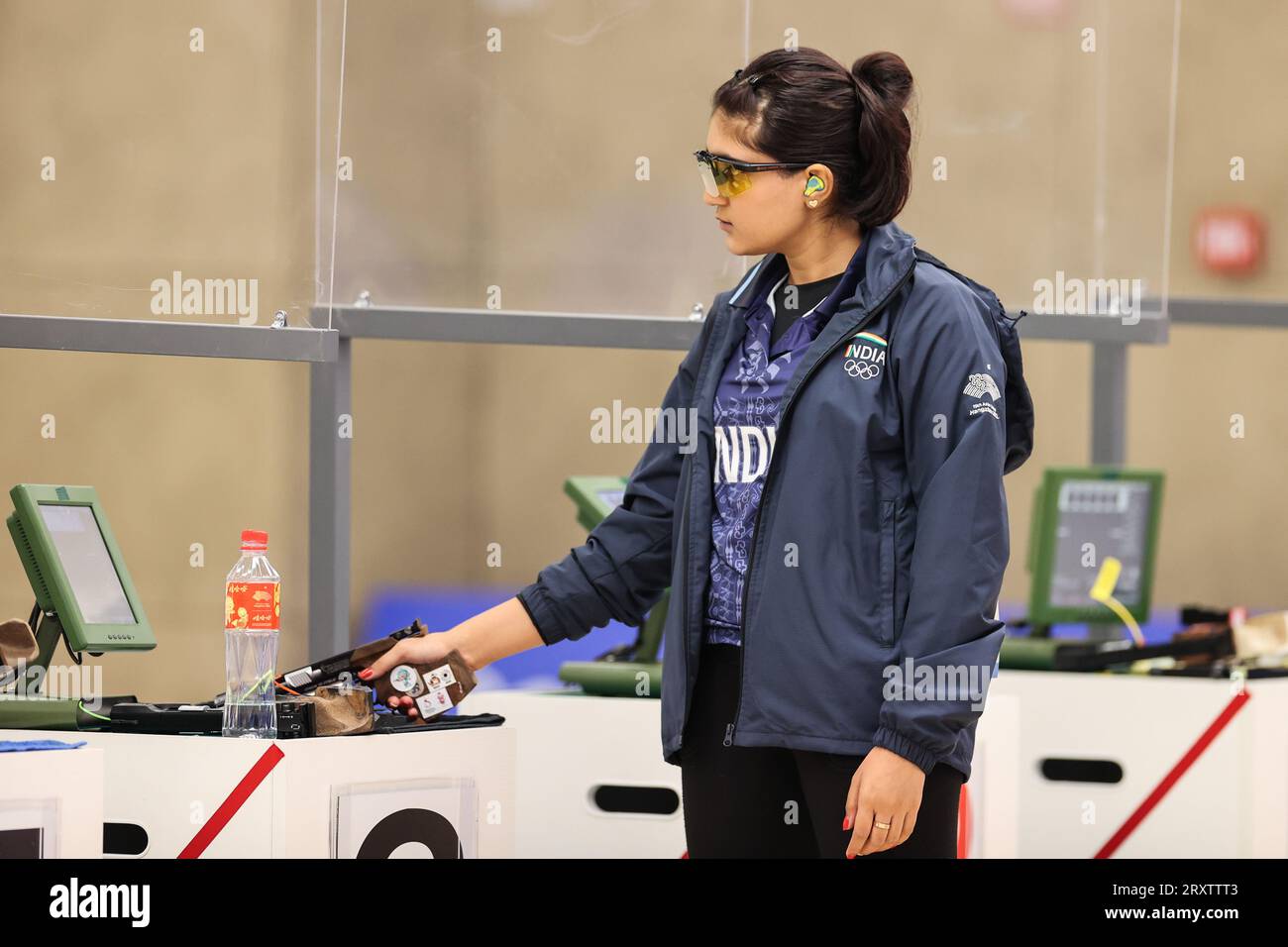 HANGZHOU, Sept. 27, 2023 (Xinhua) -- Esha Singh of India competes ...