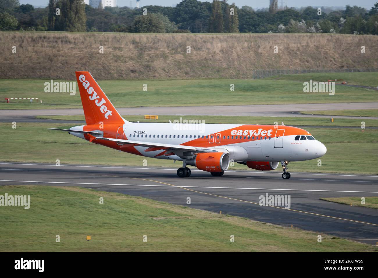 Easyjet Airbus A320-251N landing at Birmingham Airport, UK (G-EZBC ...