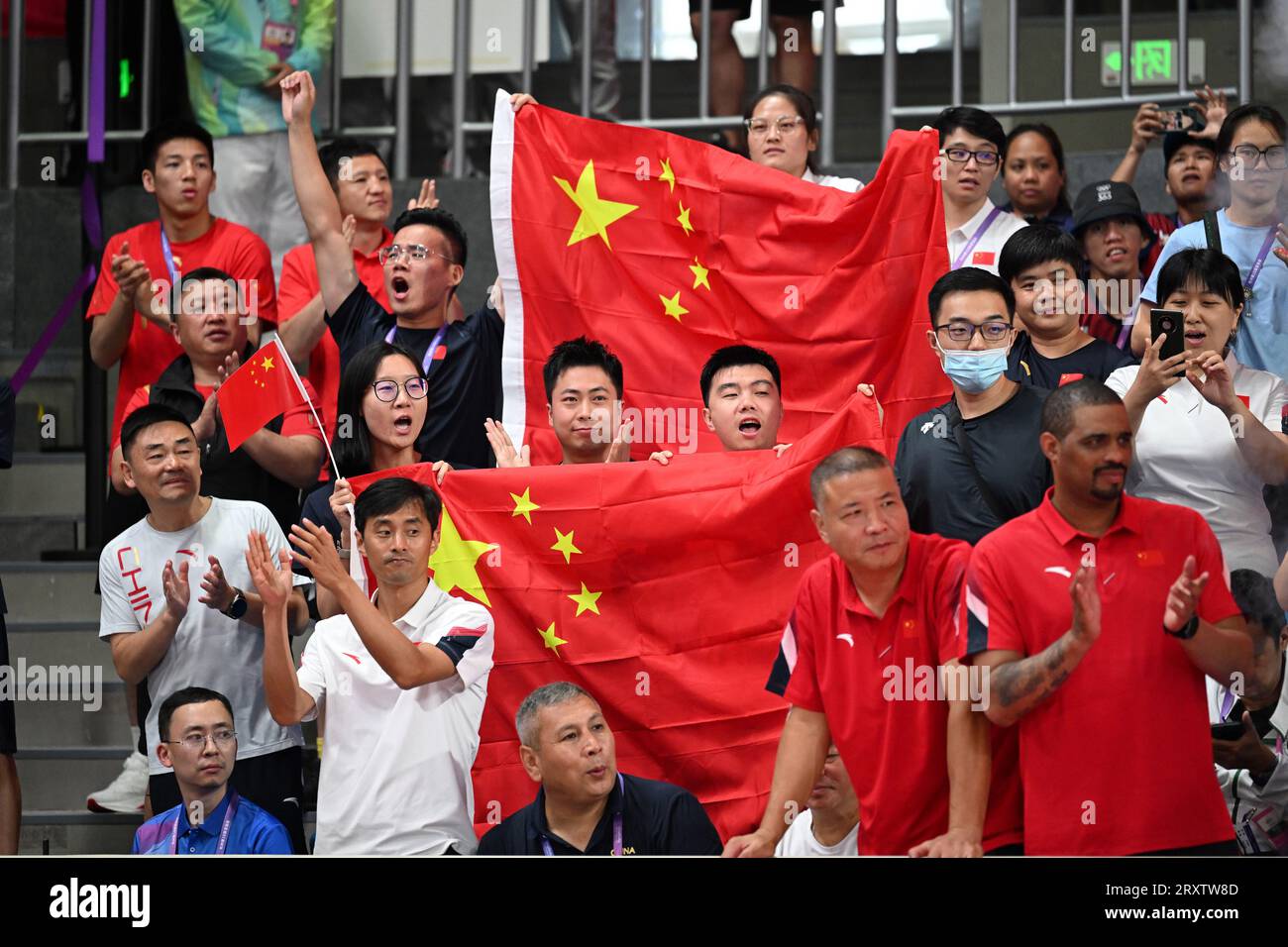 HANGZHOU, Sept. 27, 2023 (Xinhua) -- Spectators cheer for participants ...