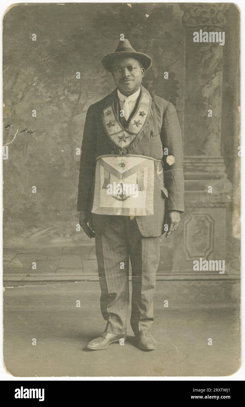 Masonic regalia hi-res stock photography and images - Alamy