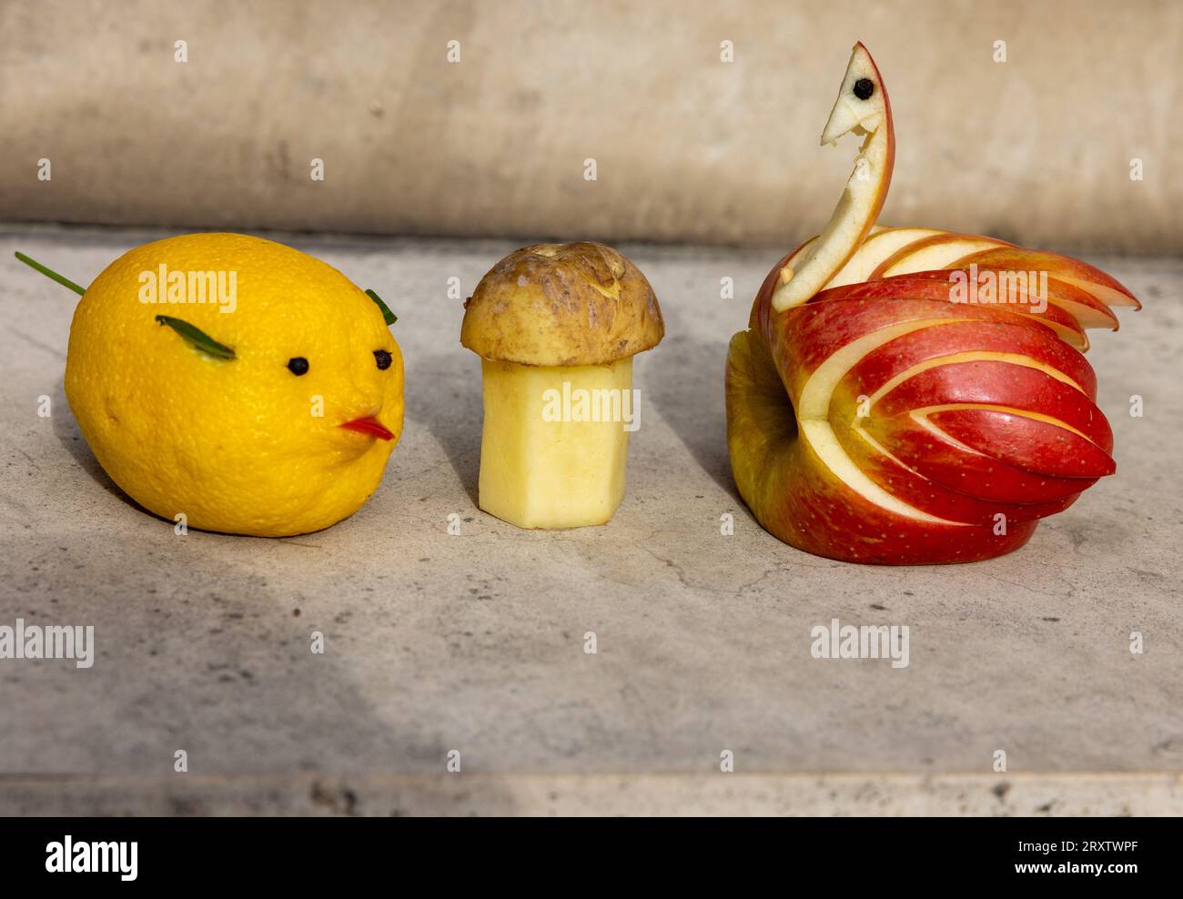 Lemon pig table decoration hi-res stock photography and images - Alamy